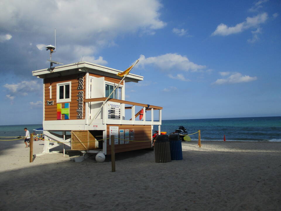 Hallandale Beach FL Luxury Condo Market Report May 2025