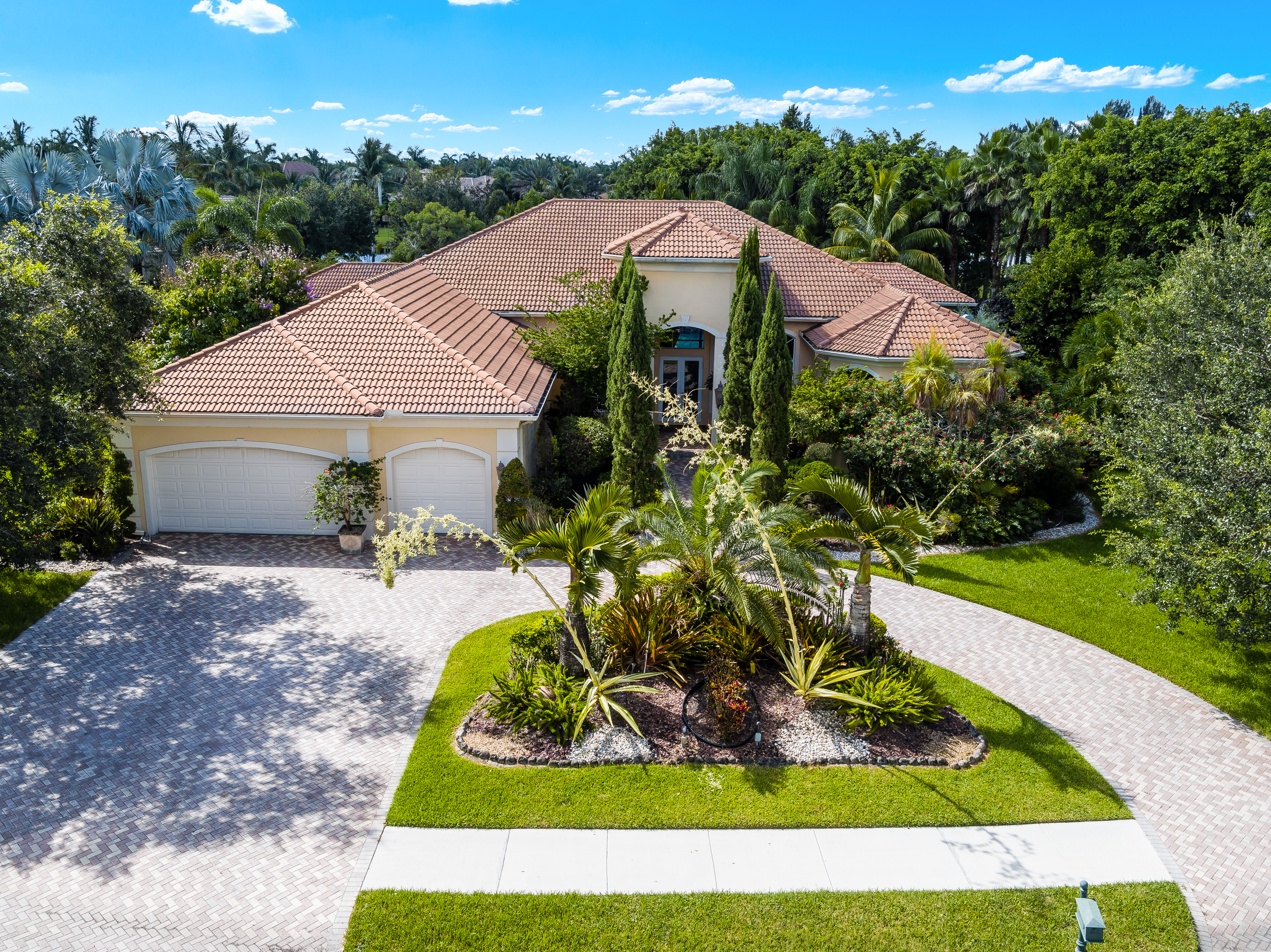5/6.5 Stonebrook Estates Pool Home For Sale in Davie!