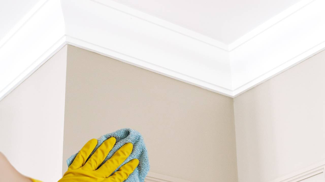 How to Get Stains & Grease Off Of Walls