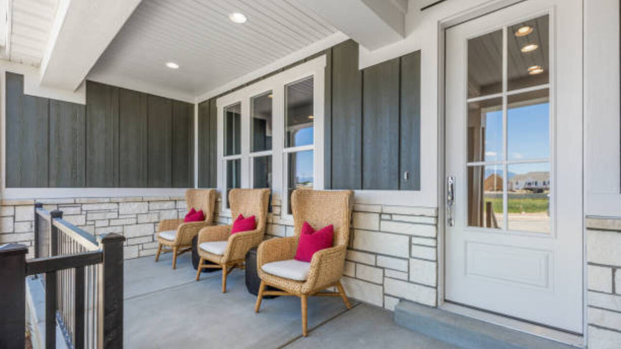 6 Essentials for a Welcoming Front Porch