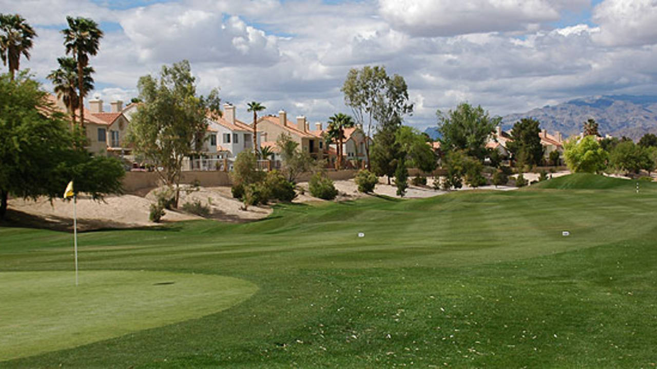 10 Benefits of Living on a Golf Course