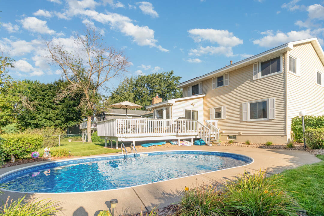 Beautiful 2-story Blaine pool home backing up to a park